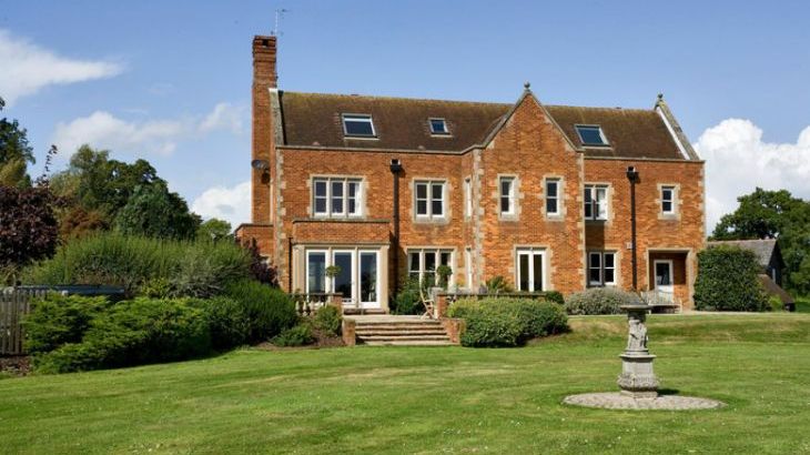 7 bedroom holiday cottage in Dorking Surrey, England | Hot-tub-cottages ...